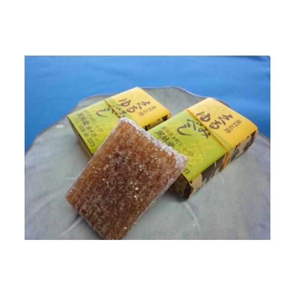 長井に昔から伝わるくるみゆべし。長井の醤油を使い、やわらかく香りよく蒸しあげました。もちっとしたゆべしをお楽しみください。1個　50×35×18