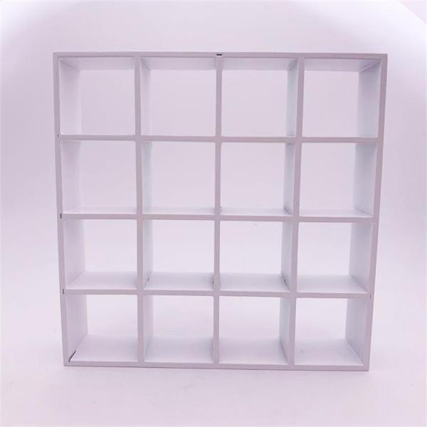 ※お急ぎの場合は、ご注文時に※※＜宅配便＞をご選択ください（有料）※ミニチュア雑貨 格子棚　シルバニアの家具の実寸とほぼ同じスケール感ですのでシルバニアにもお使い頂けそうです※写真の小物・家具は付属しておりません素　材：木　カラー：ホワイト...