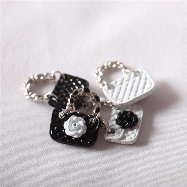 ※お急ぎの場合は、ご注文時に※※＜宅配便＞をご選択ください（有料）※ミニチュア雑貨 手提げバッグ　シルバニアの家具の実寸とほぼ同じスケール感ですのでシルバニアにもお使い頂けそうです※小物・家具は付属しておりません。素　材：合金カラー：ホワイ...