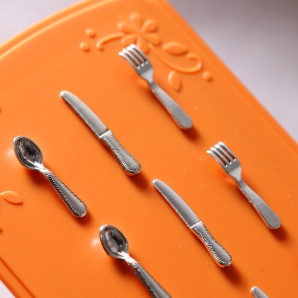 ※お急ぎの場合は、ご注文時に※※＜宅配便＞をご選択ください（有料）※ミニチュア雑貨 カトラリー　シルバニアの家具の実寸とほぼ同じスケール感ですのでシルバニアにもお使い頂けそうです※小物・家具は付属しておりません。素　材：合金カラー：サイズ：...