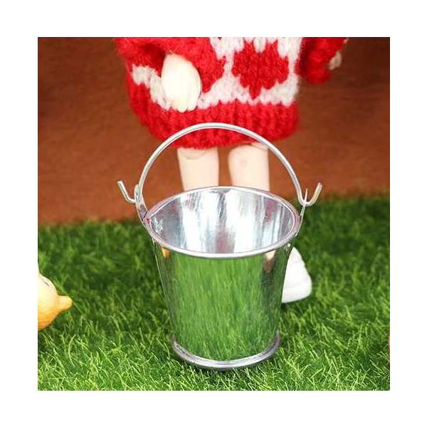 ※お急ぎの場合は、ご注文時に※※＜宅配便＞をご選択ください（有料）※ミニチュア雑貨 バケツ　シルバニアの家具の実寸とほぼ同じスケール感ですのでシルバニアにもお使い頂けそうです素　材：鉄タイプ：ワンタイプサイズ：19×34mm生産地：中国