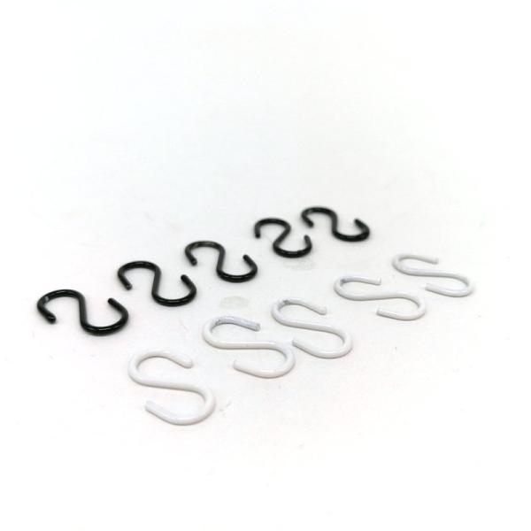 ※お急ぎの場合は、ご注文時に※※＜宅配便＞をご選択ください（有料）※ミニチュア雑貨 S字フック　10個セット※同色10個セット※小物は付属しません素　材：合金サイズ：開口部4ｍｍ 長さ16ｍｍ　　　生産地：中国