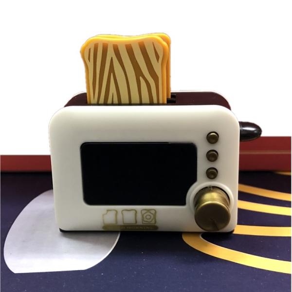 ※お急ぎの場合は、ご注文時に※※＜宅配便＞をご選択ください（有料）※ミニチュア雑貨  トースター　パン２枚付きお好みのドールハウスのカスタマイズにボタンを押すとパンが上下します※撮影用小物は付属しません素　材：プラスチックサイズ：5×3.8...