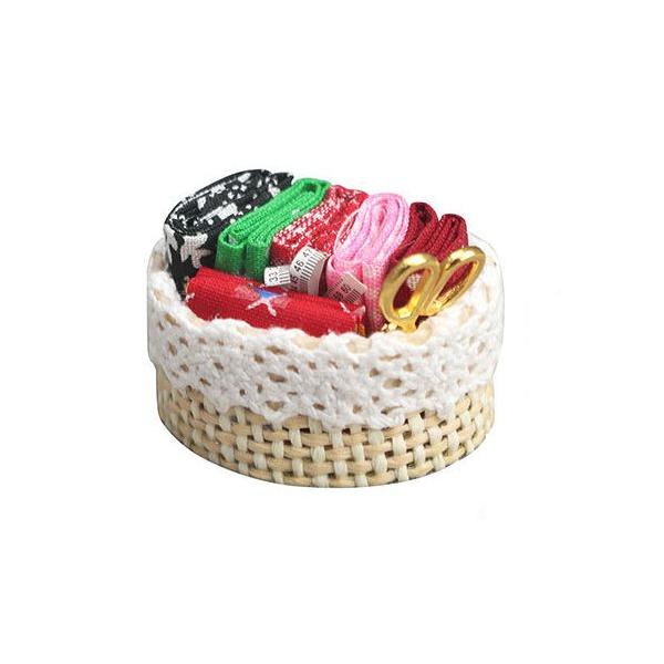 ※お急ぎの場合は、ご注文時に※※＜宅配便＞をご選択ください（有料）※ミニチュア雑貨 洋裁セットドールハウスのカスタマイズにいかがですか※撮影用小物は付属しません素　材：紙／布／縄サイズ：約43mm×35mm×31mm生産地：中国