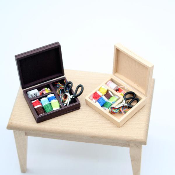 ※お急ぎの場合は、ご注文時に※※＜宅配便＞をご選択ください（有料）※ミニチュア雑貨  ハサミ付き糸セットお好みのドールハウスのカスタマイズに※撮影用小物は付属しません素　材：木　糸他サイズ：約30×35×12mm生産地：中国