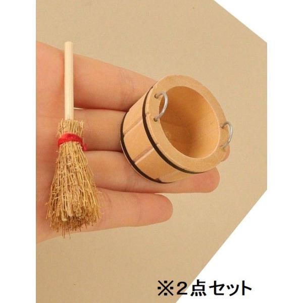 ※お急ぎの場合は、ご注文時に※※＜宅配便＞をご選択ください（有料）※ミニチュア雑貨 木の桶と芝帚のセットドールハウスのカスタマイズにオリジナルのお庭のアクセントに※撮影用小物は付属しません素　材：木　芝サイズ：写真参照生産地：中国