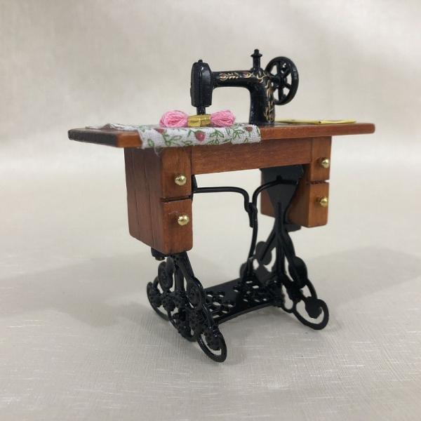 ※お急ぎの場合は、ご注文時に※※＜宅配便＞をご選択ください（有料）※2色展開　ミニチュア雑貨 オールドミシン素　材：木/金属カラー：ブラウンサイズ：約80mm×35mm×80mm生産地：中国