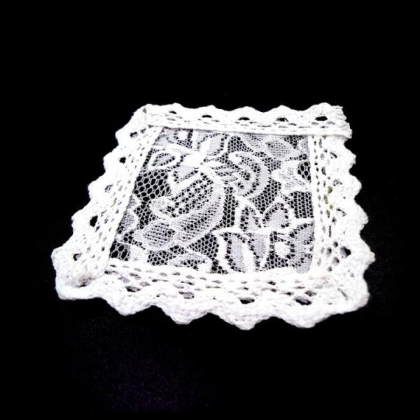 ※お急ぎの場合は、ご注文時に※※＜宅配便＞をご選択ください（有料）※ミニチュア雑貨 テーブルクロスシルバニアの家具の実寸とほぼ同じスケール感ですのでシルバニアにもお使い頂けそうです素材：布カラー：ホワイトサイズ：約11×11cm生産地：中国