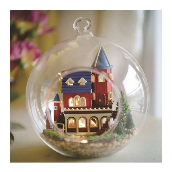 送料無料ドールハウスキット アリスのドリームキャッスル青い三角屋根の赤いお城ガラスボールの中のアリスの可愛らしいお城ですLEDライトが付きで点灯すると暖かな色合いです。趣味や、入院中の暇つぶし、ご年配の方への頭の体操としてもおすすめです。説...