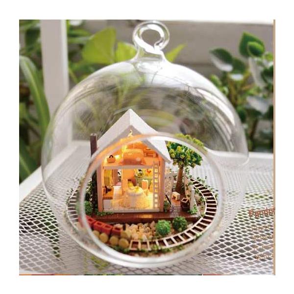 送料無料ドールハウスキット マジックガーデンカラフルなおもちゃの汽車に囲まれたピンクのお家ガラスボールの中の夢のようなガーデンですLEDライトが付きで点灯すると暖かな色合いです。趣味や、入院中の暇つぶし、ご年配の方への頭の体操としてもおすす...