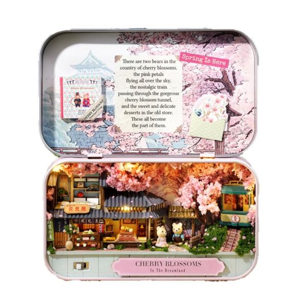 送料無料ミニチュア ドールハウスキット サクラランド春のお花見のミニチュアドールハウスキット！少な目のパーツで初心者向けDIYキットです。ライト内臓で、点灯すると暖かな色合いのロマンティックな雰囲気になります。趣味や、入院中の暇つぶし、ご年...