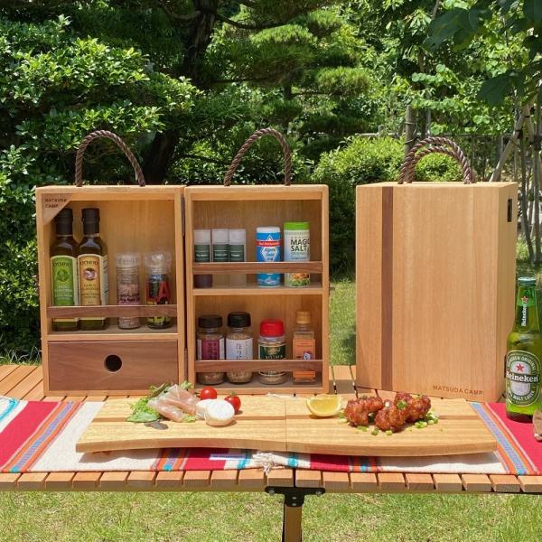 キャンプに欠かせないバーベキューやお料理、こだわりの木製スパイスボックスで、優雅な気分を味わいませんか。どうしても散らばりがちな調味料やスパイスをひとまとめし、持ち運びがとても便利です。おしゃれな木製なので、上質なサイトづくりに一役買うこと...