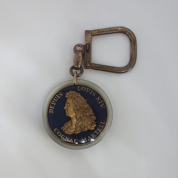 フランスで見つけた、Bourbon社のヴィンテージ キーホルダー。コニャックブランデーメーカー COGNAC MARTELL。約3.5cm×約3.5cm表面に多少の擦れあります。
