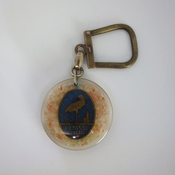 フランスで見つけた、Bourbon社のヴィンテージ キーホルダー。POTASSE D'ALSACE。塩入り。約3.6cm×約3.6cm表面に多少の擦り傷あります。