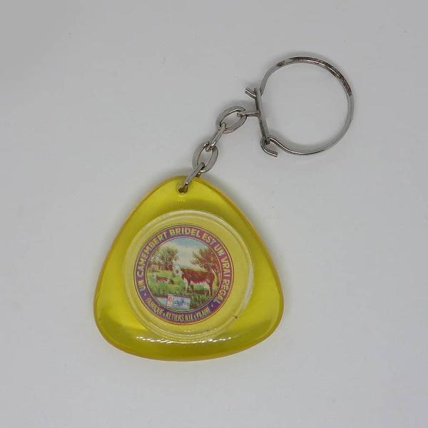 フランスで見つけた、ビンテージ フレンチ キーホルダー。乳製品メーカー BRIDEL。約4.1m×約4.1cm表面に多少の擦れ・擦れ汚れあります。