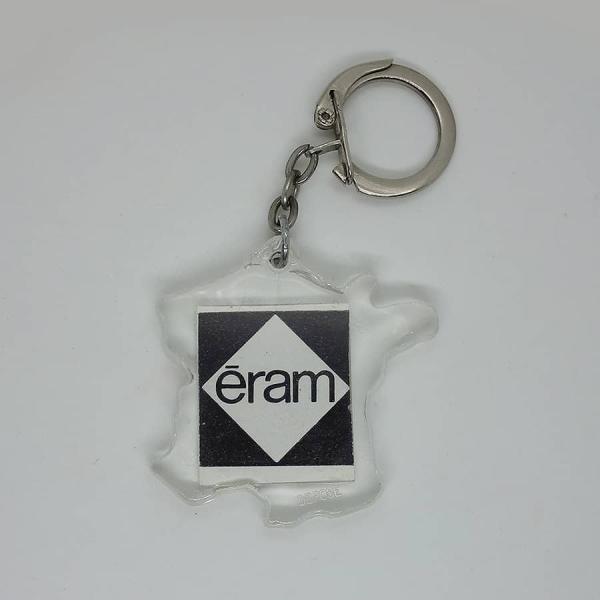 フランスで見つけた、ビンテージ フレンチ キーホルダー。eram。約4.5cm×約4.5cm表面に、擦れ・擦れ汚れ・多少の擦り傷あります。