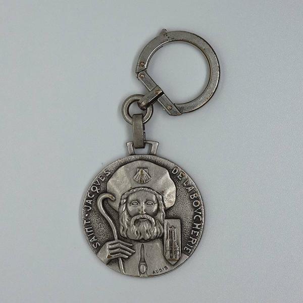 フランスで見つけた、ビンテージ フレンチ キーホルダー。PASTORALE。Saint-Jacques de la BoucherieAUGIS (オジス)。約4.0cm×約3.6cm(本体部分のみ)表面に、擦れ・擦れ汚れ・小傷あります。