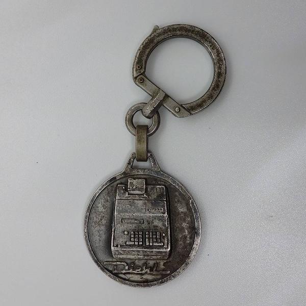 フランスで見つけた、ビンテージ フレンチ キーホルダー。Diehlの卓上計算機。AUGIS (オジス社)。約3.5cm×約3.1cm(本体部分のみ)表面に、擦れ・擦れ汚れ・小傷・全体的に黒ずみ汚れあります。