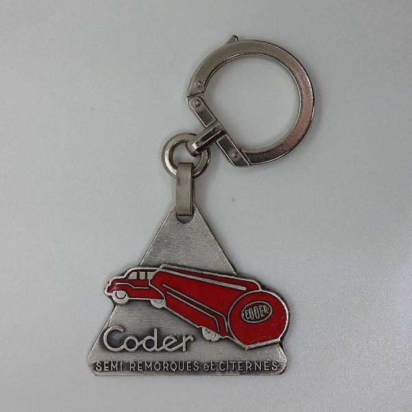 フランスで見つけた、ビンテージ フレンチ キーホルダー。Coder。AUGIS (オジス社)。約3.3cm×約3.8cm(本体部分のみ)アンティーク物の為、表面に、擦れ・擦れ汚れ・小傷あります。