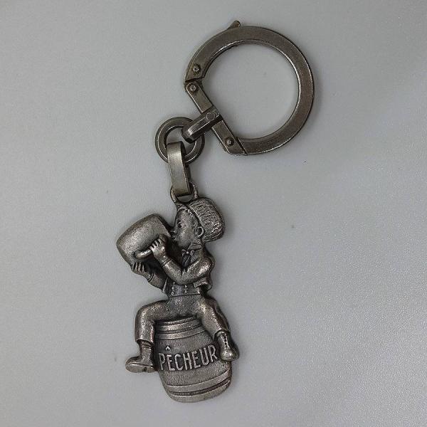 フランスで見つけた、ビンテージ フレンチ キーホルダー。BIERE D'ALSACE。AUGIS (オジス社)。約4.1cm×約2.3cm(本体部分のみ)アンティーク物の為、表面に、擦れ・擦れ汚れ・小傷あります。