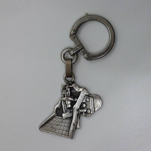 フランスで見つけた、ビンテージ フレンチ キーホルダー。自動車の部品ATTELAGES MG。AUGIS (オジス社)。約3.6cm×約3.5cm(本体部分のみ)アンティーク物の為、表面に、擦れ・擦れ汚れ・小傷あります。