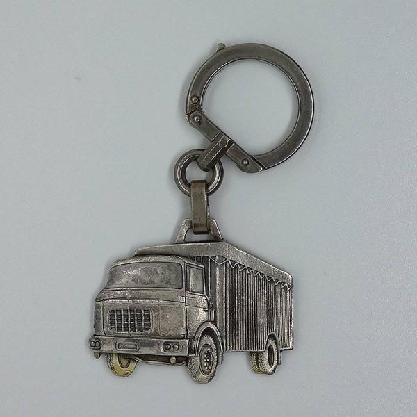 フランスで見つけた、ビンテージ フレンチ キーホルダー。自動車メーカー berlietベルリエ。AUGIS (オジス社)。約3.2cm×約3.9cm(本体部分のみ)アンティーク物の為、表面に、擦れ・擦れ汚れ・小傷、タイヤ部分に汚れ(変色)あ...