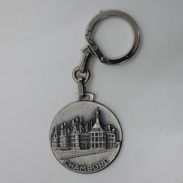 フランスで見つけた、ビンテージ フレンチ キーホルダー。CHAMBORD。FIA LYON。約4.0cm×約3.6cm(本体部分のみ)アンティーク物の為、表面に、擦れ・擦れ汚れ・汚れ・小傷あります。