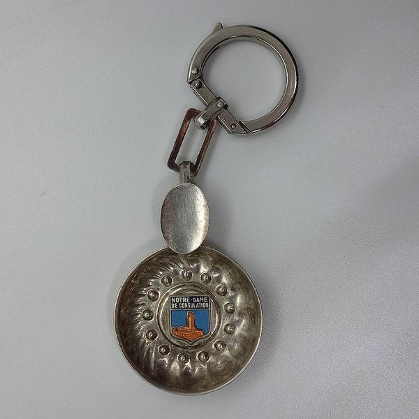 フランスで見つけた、ビンテージ フレンチ キーホルダー。NOTRE DAME DE CONSOLATION。FIA LYON。A.A.PATENTED約4.5cm×約3.1cm(本体部分のみ)アンティーク物の為、表面に、擦れ・擦れ汚れ・汚れ...