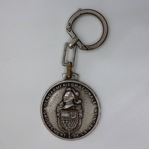 フランスで見つけた、ビンテージ フレンチ キーホルダー。GENDARMERIE NATIONALE GROUPEMENT DE LA REUNION。FIA LYON。A.A.PATENTED約4.0cm×約3.6cm(本体部分のみ)アンテ...