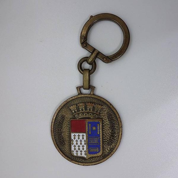 フランスで見つけた、ビンテージ フレンチ キーホルダー。ROUBAIX。AUGIS (オジス社)。約3.9cm×約3.5m(本体部分のみ)アンティーク物の為、表面に、擦れ・擦れ汚れ・汚れ・小傷・擦り傷あります。