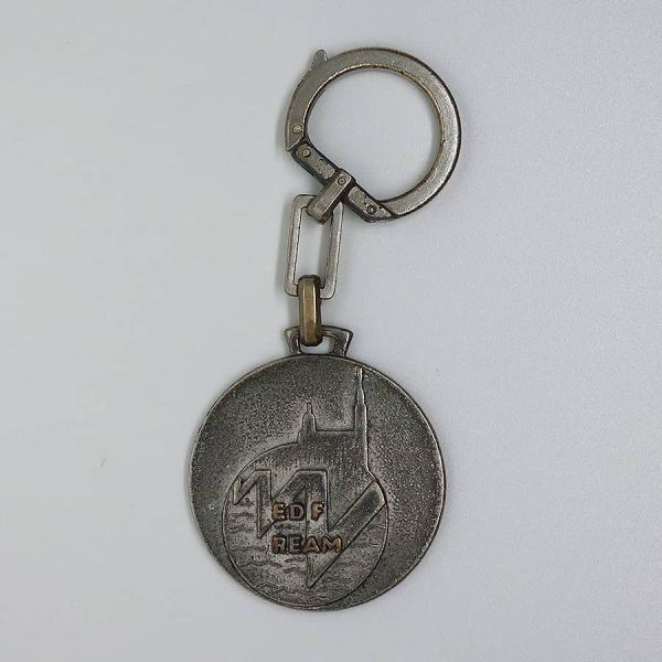 フランスで見つけた、ビンテージ フレンチ キーホルダー。EDF REAM。FIA LYON。A.A.PATENTED約4.0cm×約3.6cm(本体部分のみ)アンティーク物の為、表面に、擦れ・擦れ汚れ・汚れ・色落ち・小傷あります。