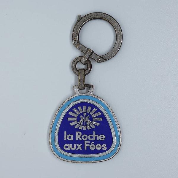 フランスで見つけた、ビンテージ フレンチ キーホルダー。la Roche aux Fees。FIA LYON。A.A.PATENTED約3.8cm×約3.6cm(本体部分のみ)アンティーク物の為、表面全体に、擦れ・擦れ汚れ・汚れ・色落ち・擦...