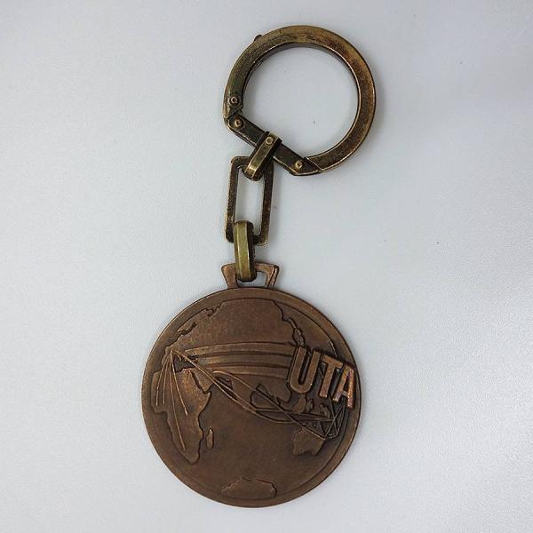 フランスで見つけた、ビンテージ フレンチ キーホルダー。UTA。FIA LYON。A.A.PATENTED約4.0cm×約3.6cm(本体部分のみ)アンティーク物の為、表面に、擦れ・擦れ汚れ・汚れあります。