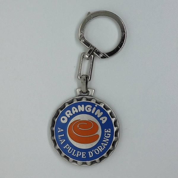 フランスで見つけた、ビンテージ フレンチ キーホルダー。ジュース ORANGINA　オランジーナ。FIA LYON。A.A.PATENTED約4.0cm×約3.6cm(本体部分のみ)アンティーク物の為、表面に、多少の擦れ・擦れ汚れあります。