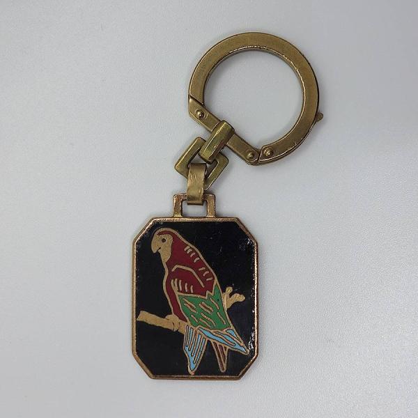 フランスで見つけた、ビンテージ フレンチ キーホルダー。ワークブランド au PerroquetAUGIS (オジス社)。約3.4cm×約2.3cm(本体部分のみ)アンティーク物の為、表面に、擦れ・擦れ汚れ・汚れ、右上下縁(特に右上)の黒部...