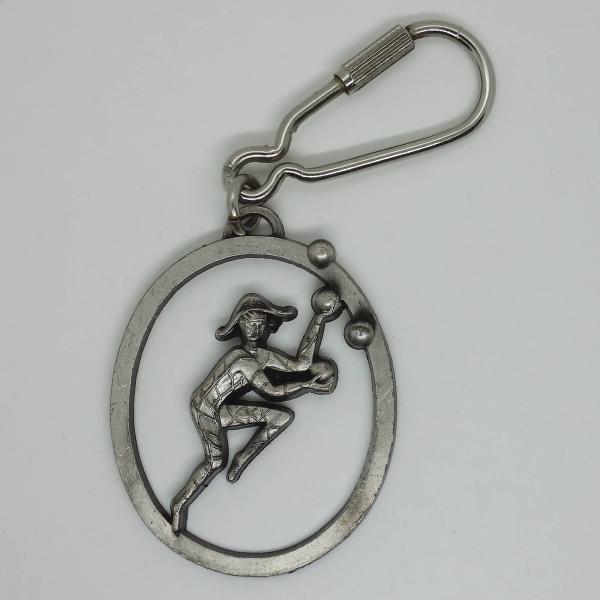 フランスで見つけた、ビンテージ フレンチ キーホルダー。ARLEQUIN LOTERIE NATIONALE 宝くじ 道化師。約5.2cm×約4.4cm表面に、擦れ・擦れ汚れあります。