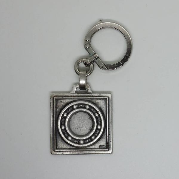 フランスで見つけた、ビンテージ フレンチ キーホルダー。SNR ベアリング。FIA LYON。A.A.PATENTED。約3.0cm×約3.0cm表面に、擦れ・擦れ汚れ・汚れ・変色あります。