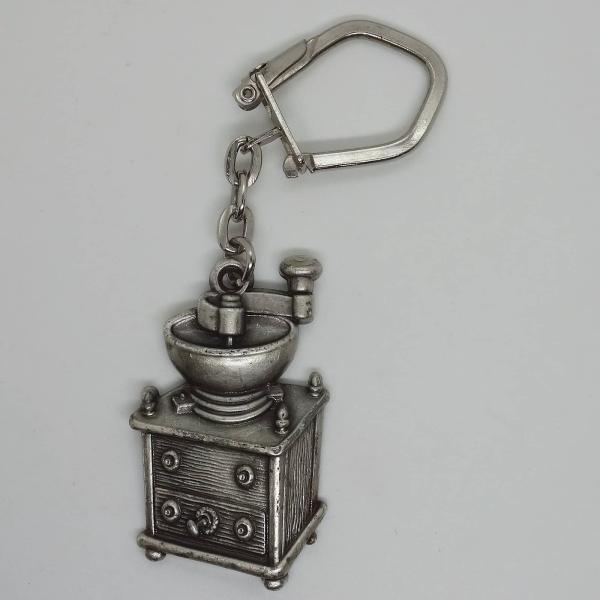 フランスで見つけた、ビンテージ フレンチ キーホルダー。CAFES coffex コーヒーミル。約4.8cm×約2.8cm表面に、擦れ・擦れ汚れあります。