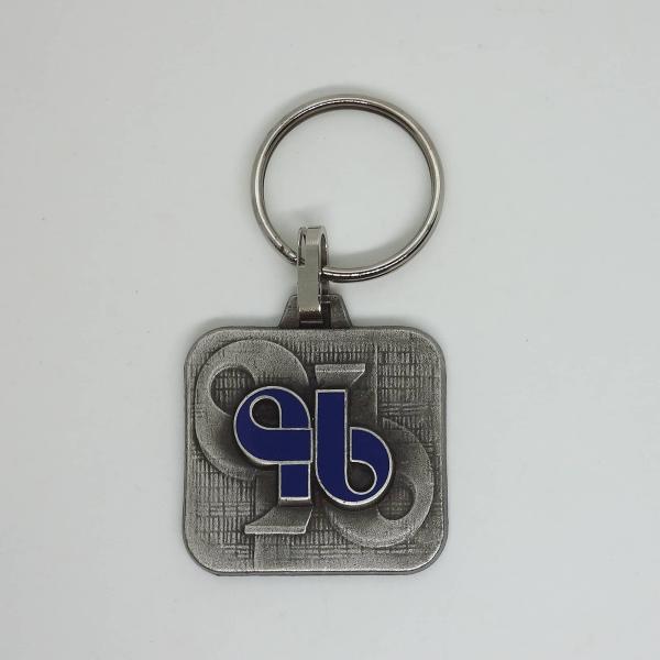 フランスで見つけた、ビンテージ フレンチ キーホルダー。HESNAULT。約3.1cm×約3.3cm表面に、擦れ・擦れ汚れあります。