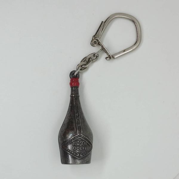 フランスで見つけた、ビンテージ フレンチ キーホルダー。Kirsh Dolfi ボトル型。約4.7cm×約2.0cm表面に、擦れ・擦れ汚れあります。