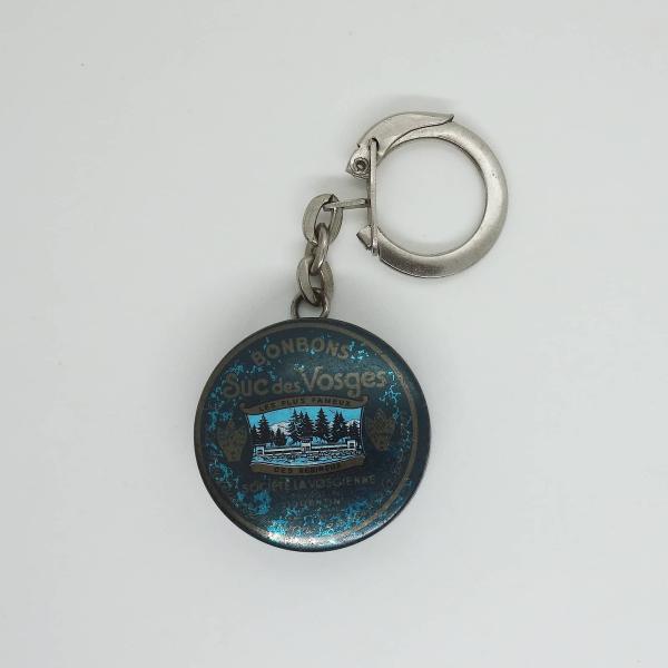 フランスで見つけた、ビンテージ フレンチ キーホルダー。Vosges キャンディー。約3.1cm×約3.1cm表面に、擦れ・擦れ汚れ・色落ちあります。