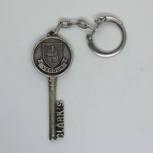 フランスで見つけた、ビンテージ フレンチ キーホルダー。Clark's チューインガム 鍵型。約5.6cm×約2.3cm表面に、擦れ痕・擦れ汚れ・汚れあります。