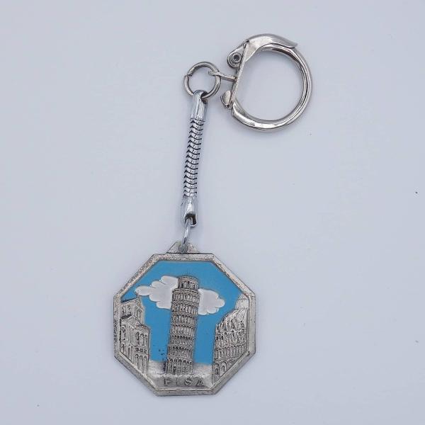 フランスで見つけた、ビンテージ フレンチ キーホルダー。PISA イタリアのピサの斜塔。裏面は、聖クリストファー。約3.3m×約3.3cm表面に、擦れ・擦れ汚れあります。
