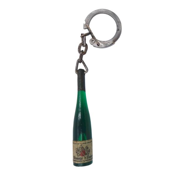 フランスで見つけた、ビンテージ フレンチ キーホルダー。ファッフェンハイム醸造所「Cave Vinicole de Pfaffenheim」Message d'Alsace。約5.4cm×約1.1cm表面に、多少の擦れ・擦れ汚れ、ラベルシー...