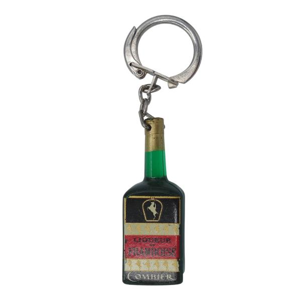 フランスで見つけた、ビンテージ フレンチ キーホルダー。COMBIER フランボワーズ・リキュール。現行品にはないアンティークならではの雰囲気が〇。約4.9cm×約1.7cm表面に、擦れ・擦れ汚れ、ラベルプリント端際に擦り傷欠けあります。
