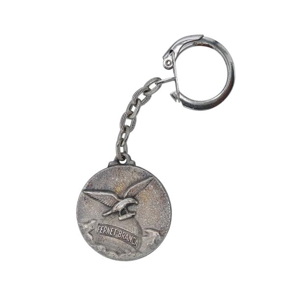 フランスで見つけた、ビンテージ フレンチ キーホルダー。老舗リキュールメーカーであるFERNET-BRANCA フェルネット・ブランカ。「地球の上に舞い降りる鷲」のブランドアイコン。現行品にはないアンティークならではの雰囲気が〇。約3.1c...