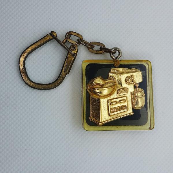 フランスで見つけた、ヴィンテージ フレンチキーホルダー。ミックスマシーン Hely Joly。約3.2cm×約3.2cm表面の擦れあります。