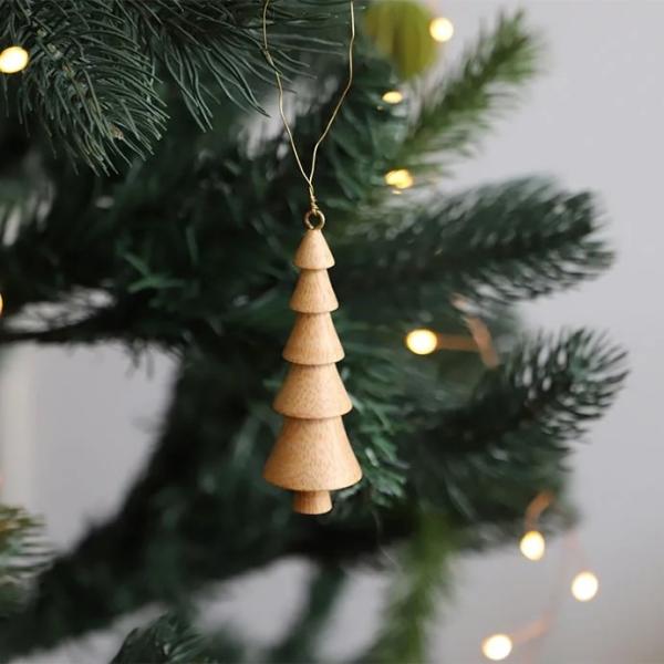 クリスマスツリーの飾りつけに。天然木のオーナメントマンゴーウッドで作られた、5段ツリー型のオーナメントです。一つ一つ職人の手で作られた無垢の木のオーナメントが、クリスマスインテリアにぬくもりを与えてくれます。マンゴーウッドのオーナメントは他...