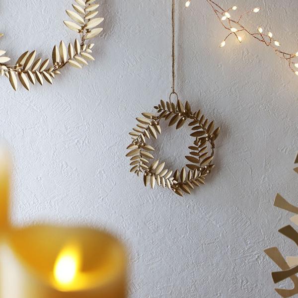 クリスマスの飾りつけに。シンプルなブリキのリース葉っぱのモチーフがいくつも重なった、ブリキ製のクリスマスリースです。南天の実がさりげなくアクセントになった、かわいらしいデザインが魅力的。シンプルなので、どんなインテリアにもよく合います。12...