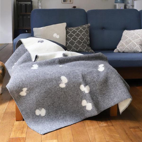 【発売日：2023年10月12日】暖かく心地いい、ミナペルホネンchouchoのウールブランケットクリッパンとミナペルホネンがコラボレーションした、ハーフサイズのchoucho柄ウールブランケットです。天然エコラムウール100％で肌触りが良...